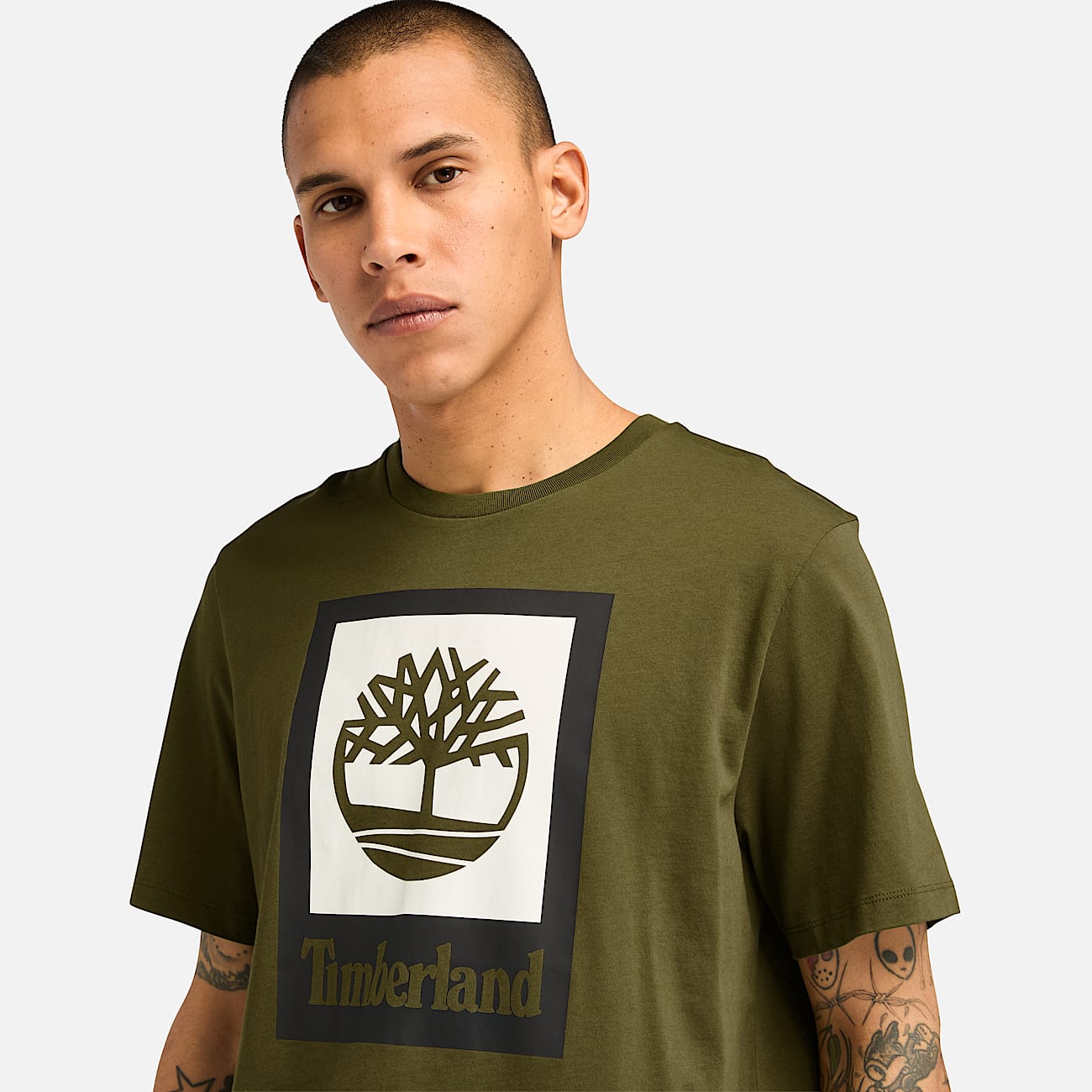 All Gender Stack T Shirt mit Logo in Grun